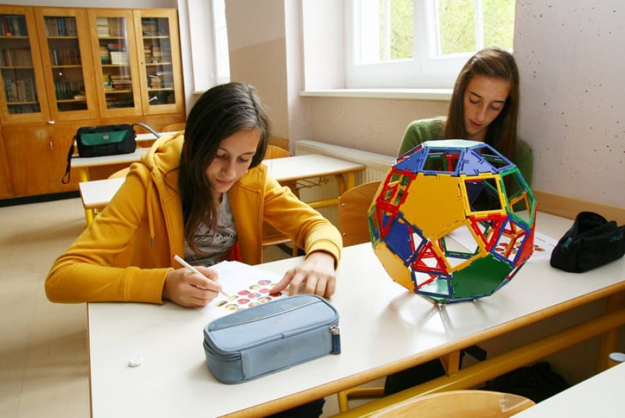 Krožek in tekmovanja iz razvedrilne matematike